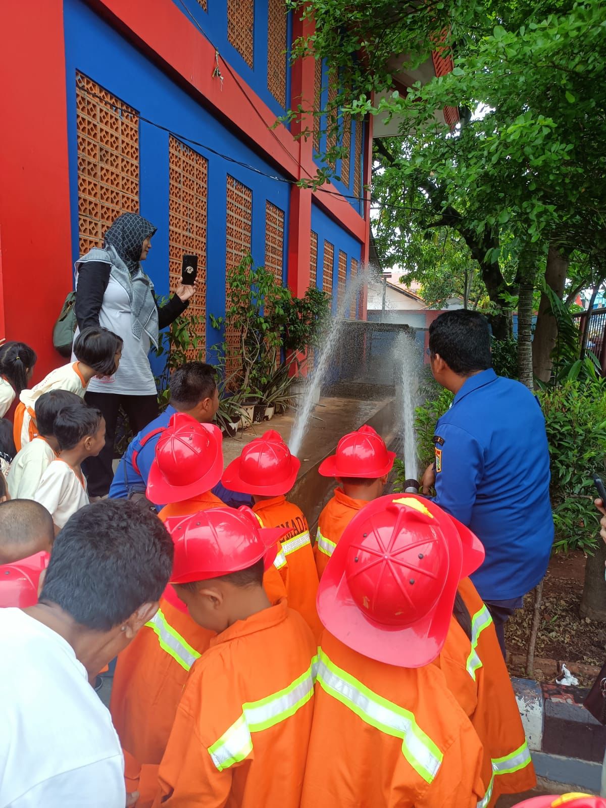 Edukasi Sosialisasi Pengenalan Profesi Petugas Pemadam